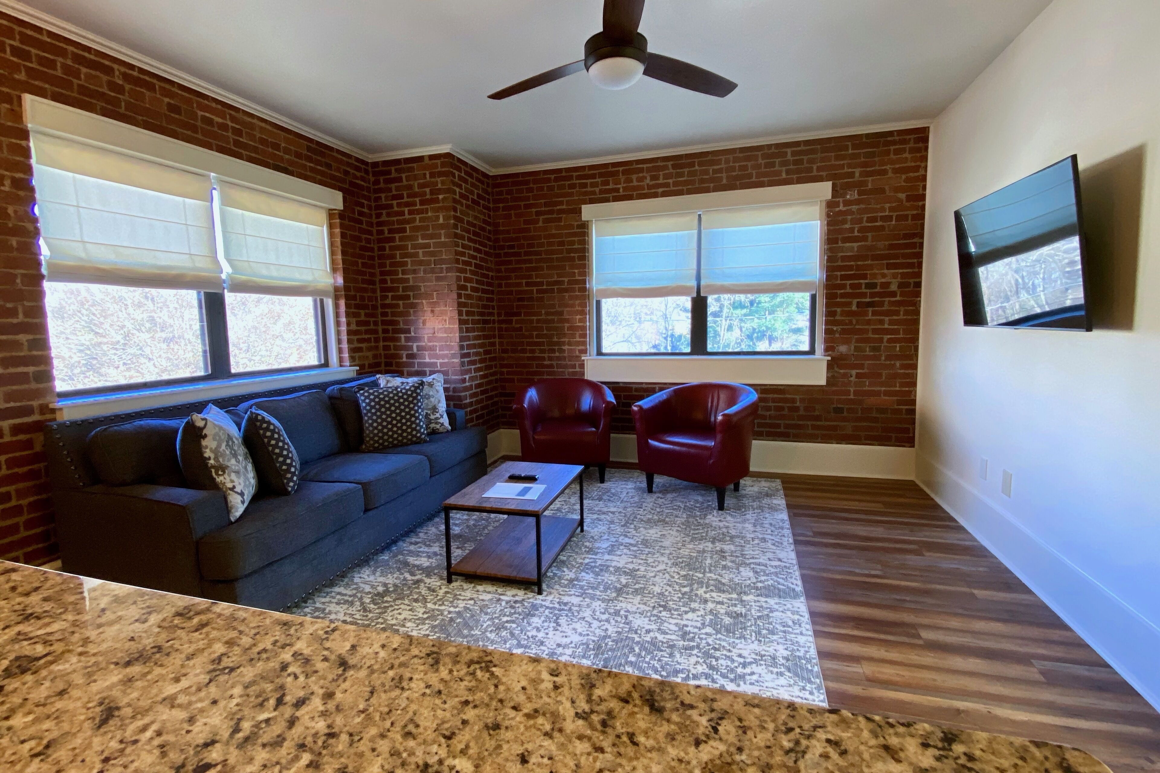 Main Street Retreats 102 - New Downtown Apt. 102 - 노스캐롤라이나