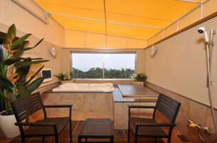 Quarto casal standard, para fumantes | Banheiro | Banheira e chuveiro separados, produtos de toalete grátis