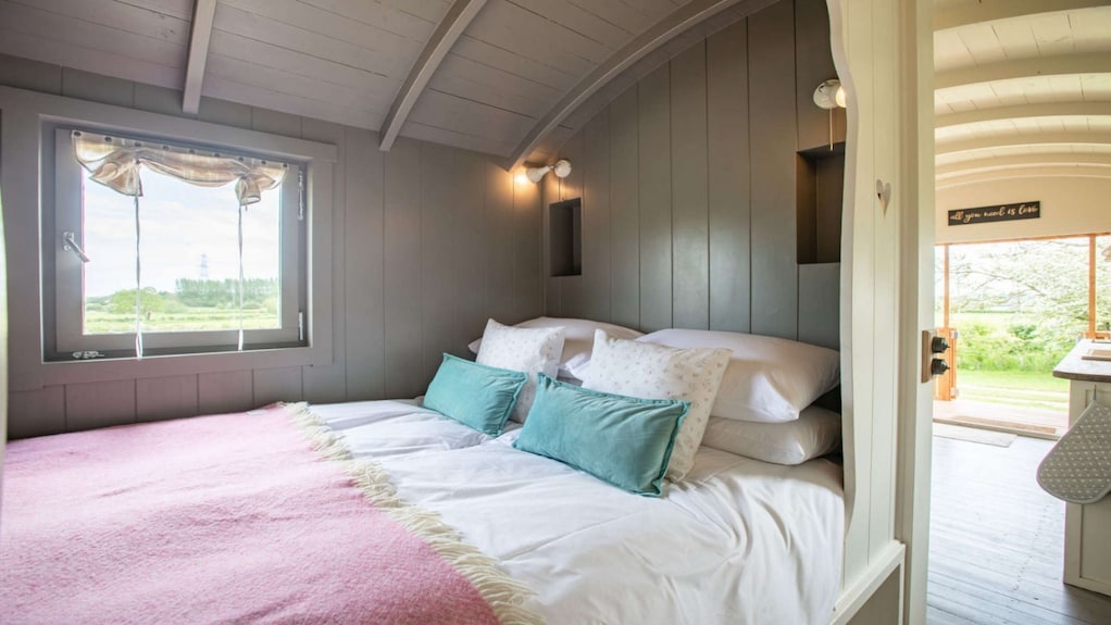 Dog Friendly Luxury Shepherd's Hut For 2 In The Cotswolds - Vespers - Oxfordshire