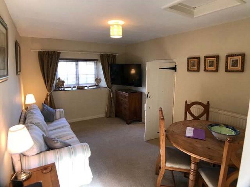 Idyllic Thatched Dorset Cottage And Bespoke Shepherds Huts - Lulworth Cove