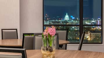 2 restaurantes, pequenos-almoços servidos