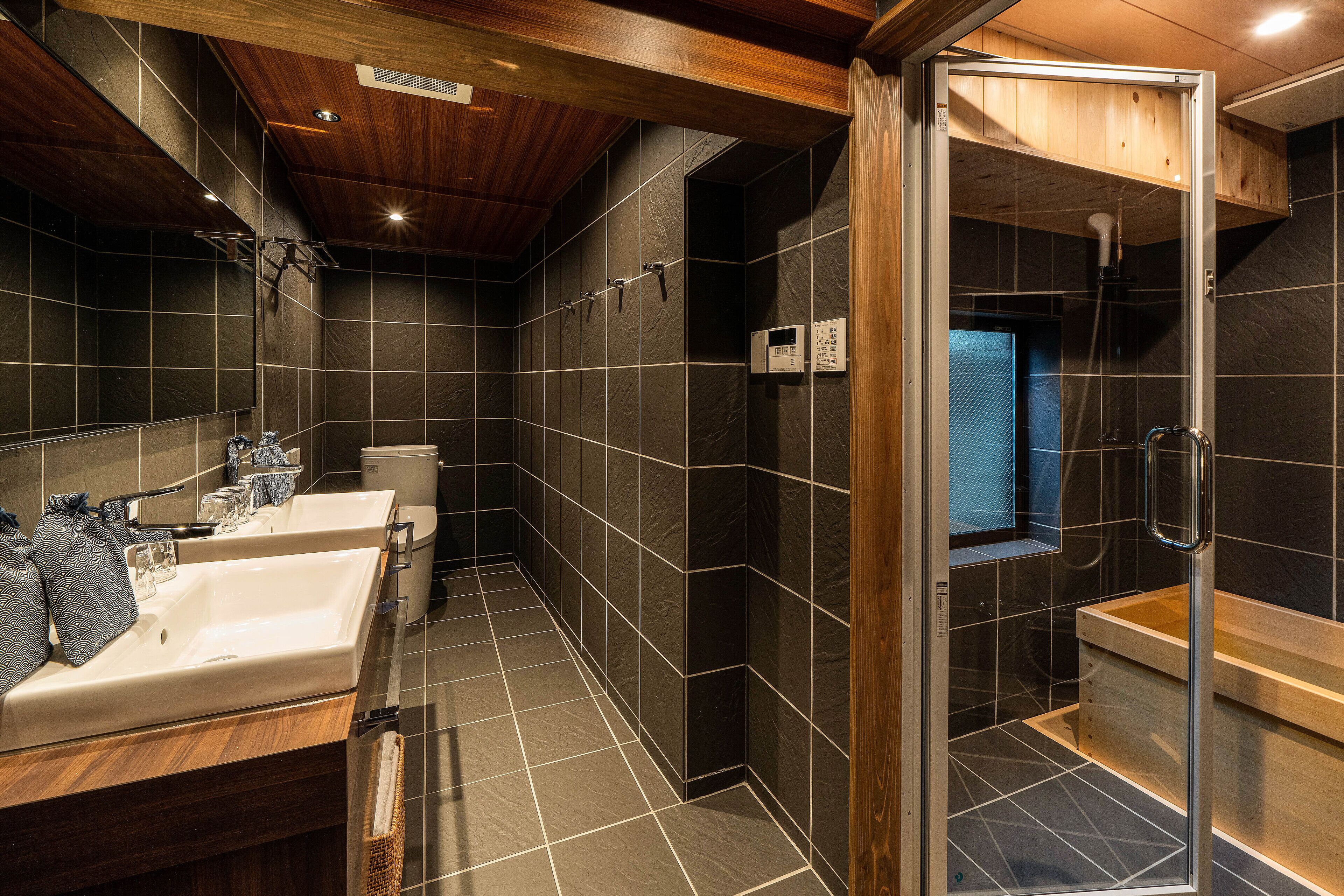 Casa, para não fumantes (TEMARI) | Banheiro | Banheira e chuveiro separados, chuveiro com efeito de chuva