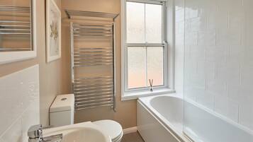 Casa | Casa de banho | Um polibã, toalhas fornecidas