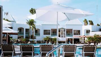 3 piscinas exteriores, da(s) 9:00 à(s) 21:00, toldos gratuitos