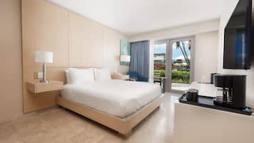 1 quarto, cofre no quarto, com mobília individualizada, secretária