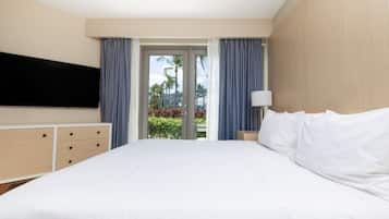 Cofres nos quartos, individualmente mobiliados, escrivaninha