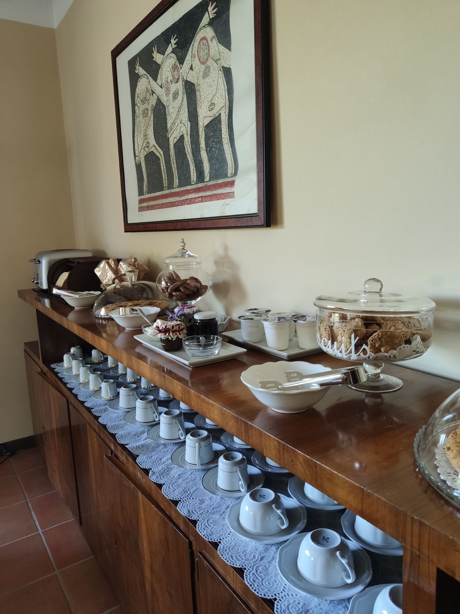 Disposição de buffet com diversos alimentos e uma estação de café.