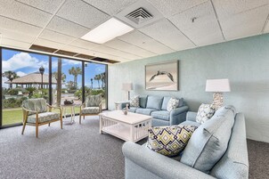 Apartamento em Condomínio Fechado, 2 quartos, varanda, vista para o oceano (710B) | Sala | Televisor 