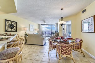 Apartamento em Condomínio Fechado, 2 quartos, varanda, vista para o oceano (710B) | Sala de estar | Televisor 