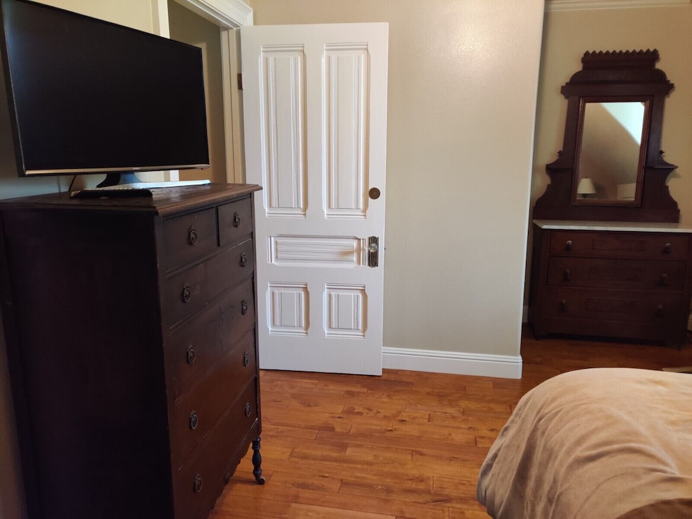 Ocean Views - Gourmet Kitchen - Beach Access - Short Walk - Sleeps 4 - Mendocino, CA