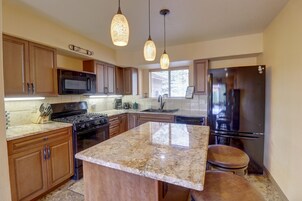 Casa de Férias, 3 quartos | Cozinha privada | Um frigorífico, um micro-ondas, um forno, uma cafeteira/bule 