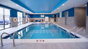 Piscina interna com profundidade de 1,5m e 1,5 metro de largura, cercada por paredes azuis e piso revestido de azulejos.