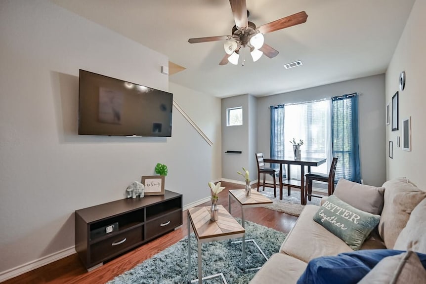 Cozy Townhome Walk To Uta, Downtown, Mins To At&t - 貝德福德