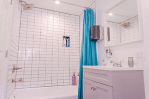Dormitório Partilhado, apenas para mulheres, varanda | Casa de banho | Um secador de cabelo, sanita com bidé eletrónico, toalhas fornecidas 