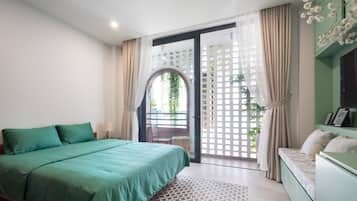 Quarto luxo, sacada | Espaço de trabalho para notebook, Wi-Fi de cortesia, roupa de cama