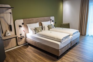 Quarto casal standard | Roupas de cama antialérgicas, escrivaninha