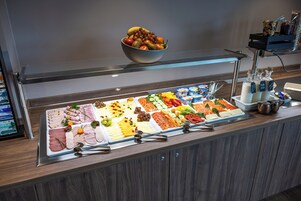 Café da manhã com buffet todos os dias mediante uma taxa