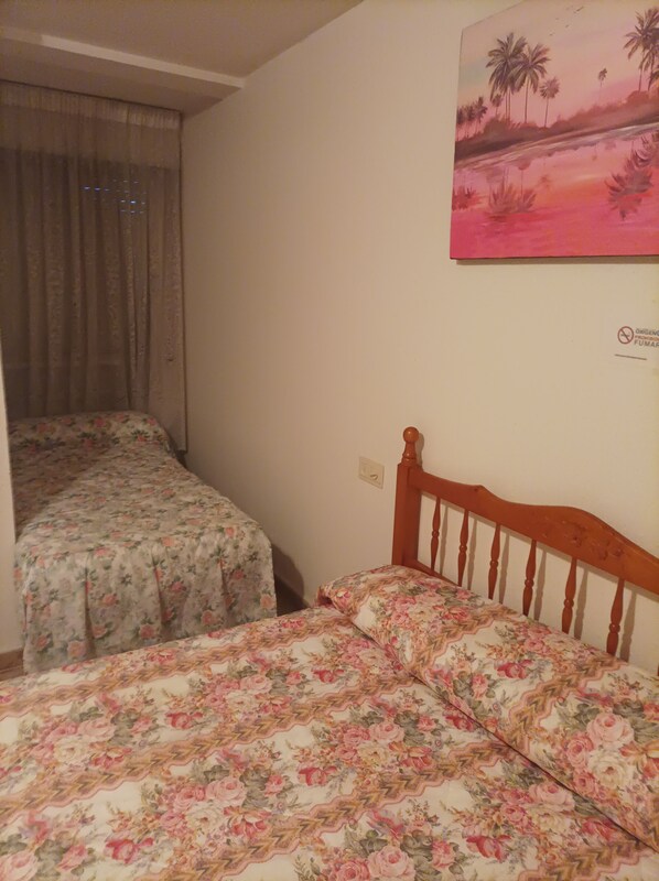 Quarto triplo superior | Individualmente decorados, individualmente mobiliados, escrivaninha