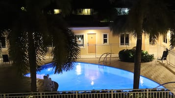 Fachada da propriedade à noite