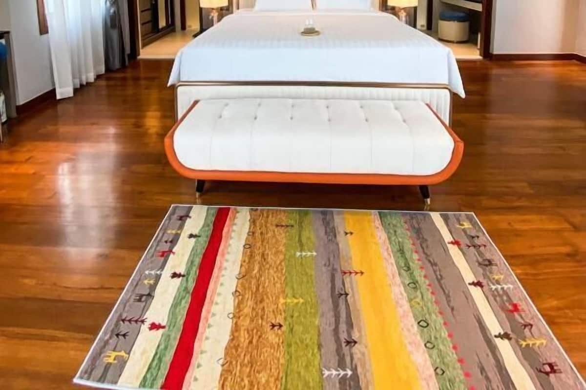 Frigobar (abastecido com itens grátis), cofres nos quartos