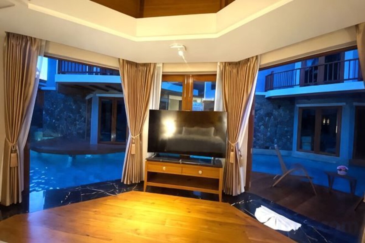 Pool Access Room
