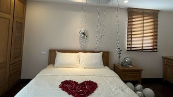 2 quartos, escrivaninha, quartos à prova de som, Wi-Fi de cortesia