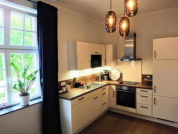Apartamento (Schwalbennest) | Cozinha privada | Um frigorífico/congelador grande, uma placa de cozinha, uma torradeira 
