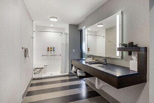 Quarto Standard, 1 cama king-size, acessível, frigorífico e micro-ondas | Casa de banho | Um polibã, um chuveiro fixo, um secador de cabelo, toalhas fornecidas 