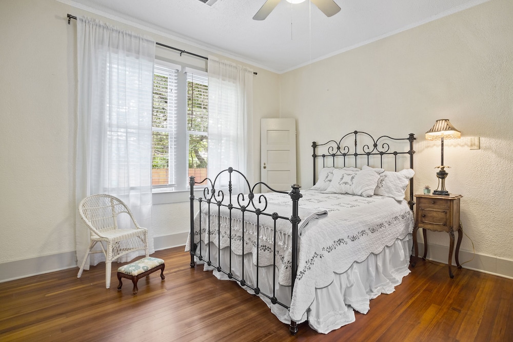 Heart Of Biloxi- Tudor Cottage- Walk To The Beach And Beau Rivage - Biloxi, MS