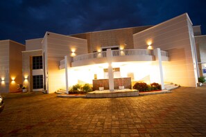 Fachada da propriedade à noite