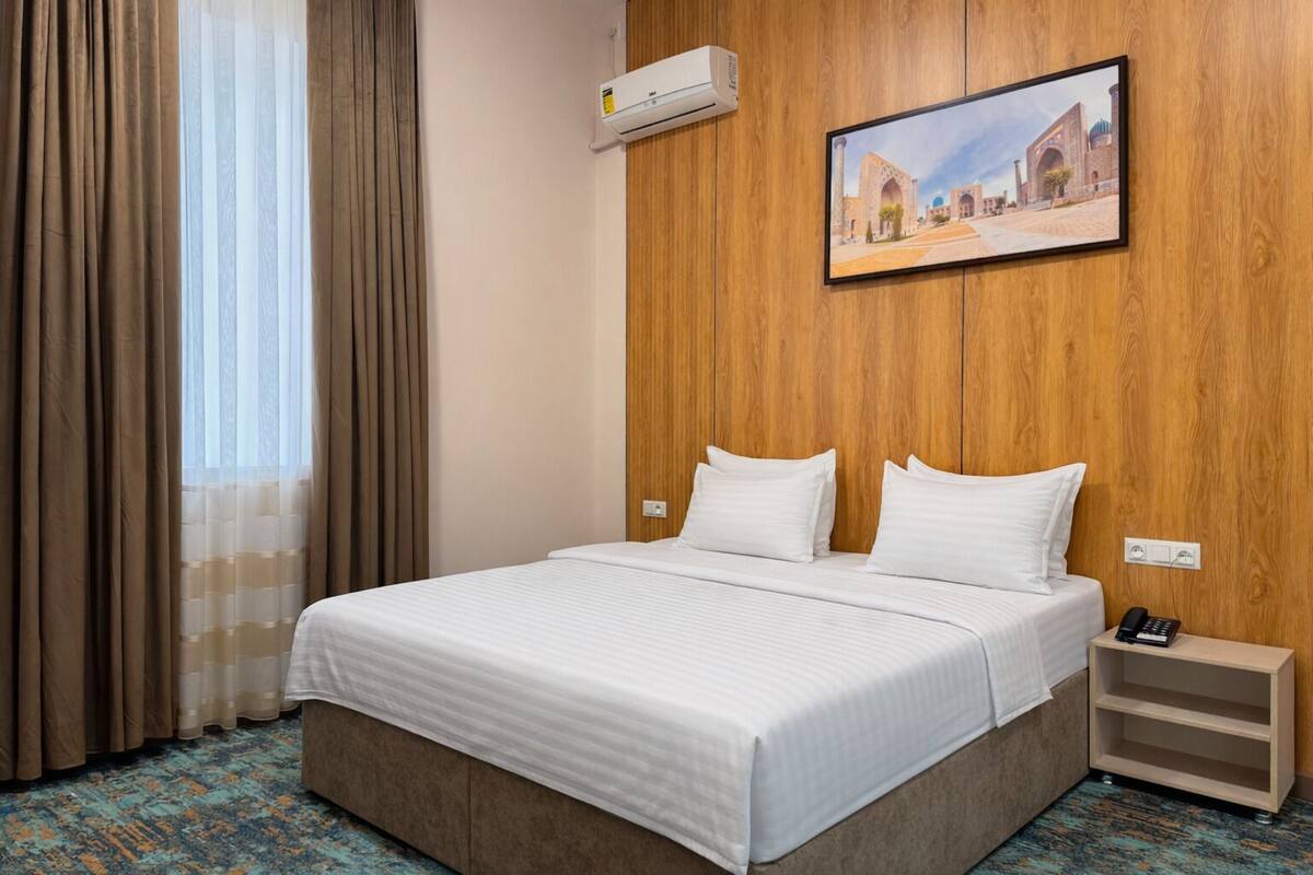 Quarto Duplo Básico | Camas de colchão Select Comfort, cofre no quarto, secretária 