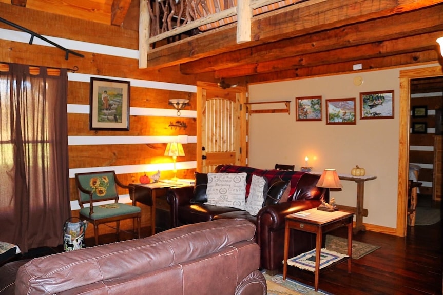 Hand Hewn Log Cabin With Beautiful Views Of The Blue Ridge Mountains - Wintergreen, VA