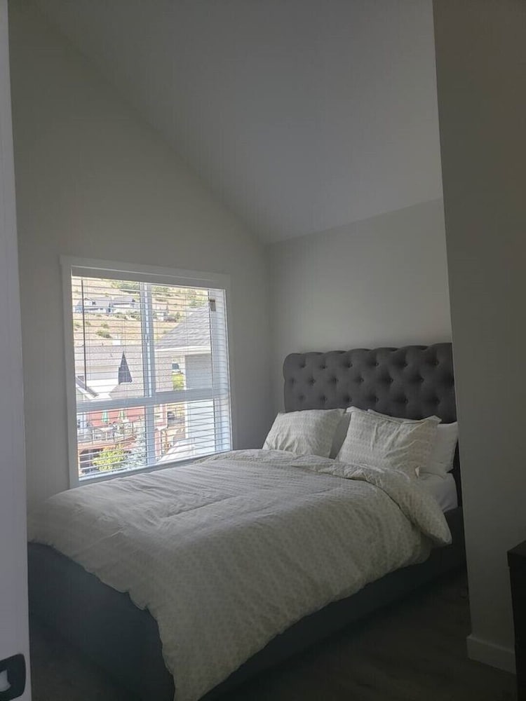 Lake View, New High Ceiling, Luxurious Cottage - British Columbia
