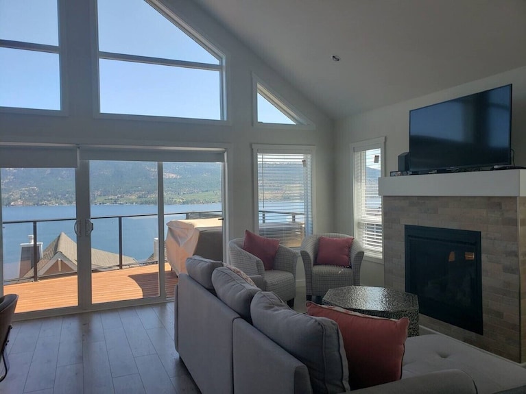 Lake View, New High Ceiling, Luxurious Cottage - Lake Country