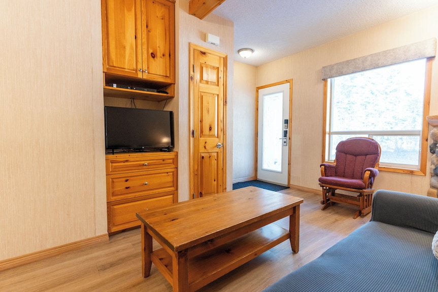 Banff Woods Lodge 2 Br 2 Bath 6 Sleep Near Canmore - Alberta