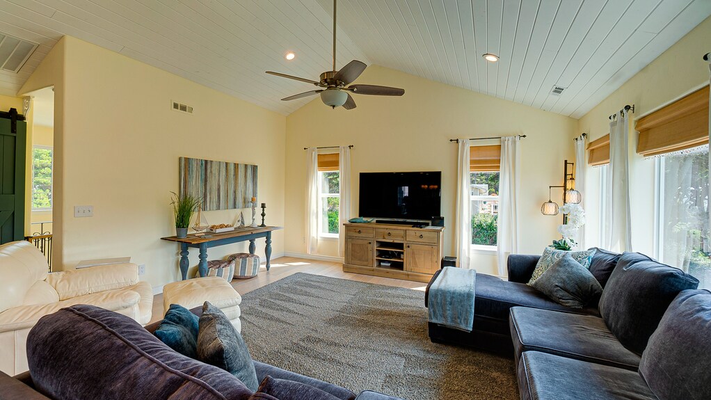 Garden By The Sea- Walk To The Beach/spa/sleeps 8 - Sisters Rock State Park, Port Orford