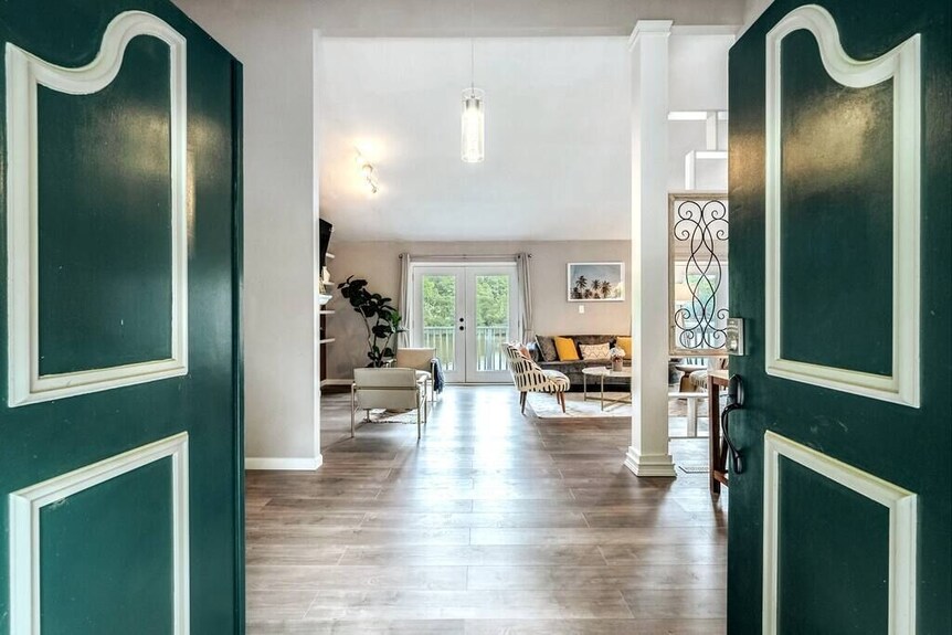 Sunny Deck All Rooms W/lake View - Snellville, GA