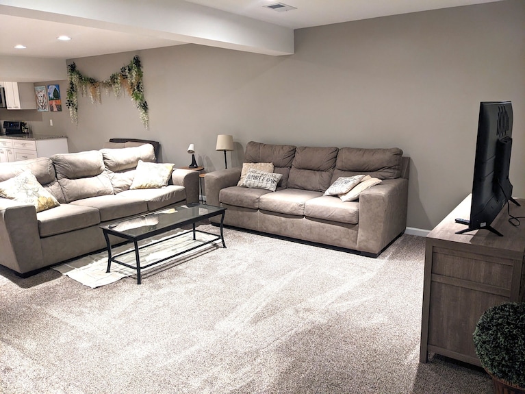 One Br Basement Apartment W/fully Equipped Kitchen - Greenville, SC