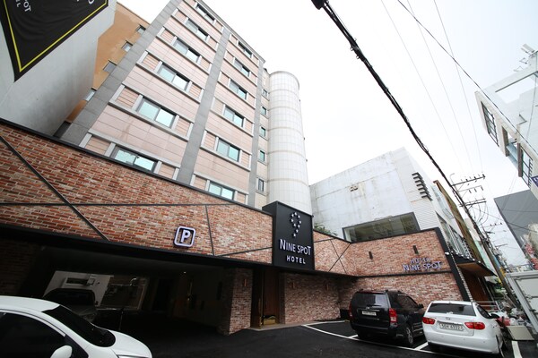 Ninespot Hotel - Tedžon