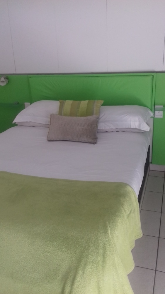 Peace Full And Prica Tell Located With A Lovely Garden Fully Furnished Apartment - Pietermaritzburg