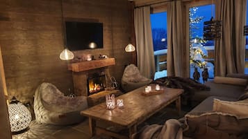 Apartamento Exclusivo em Condomínio Fechado, sauna (Panorama Lodge, inkl. 120€ Reinigung) | Sala de estar | Televisor de ecrã plano de 40 polegadas com canais via satélite