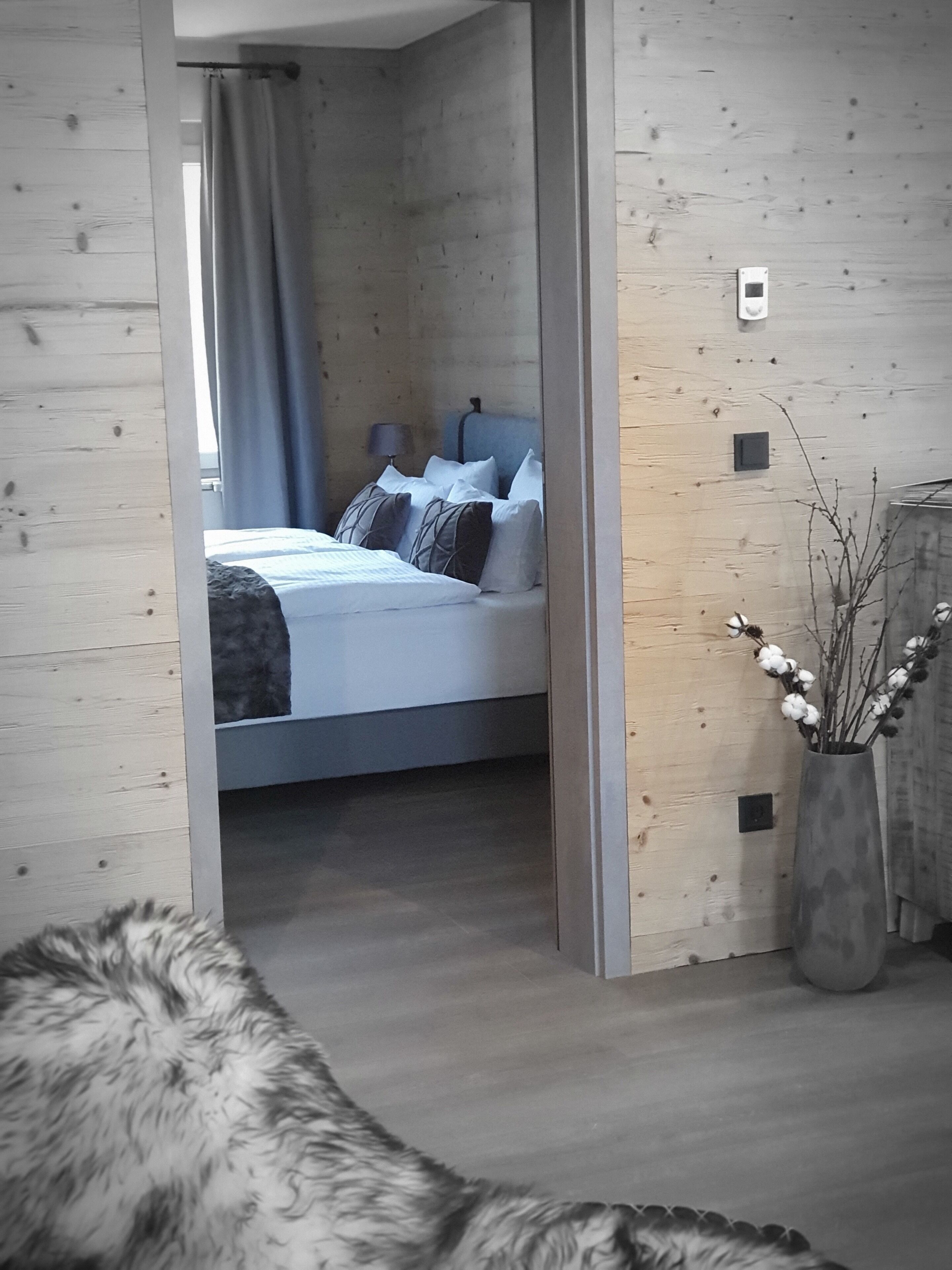 Condo luxo, piscina particular (Berg Lodge, inkl. 95€ Reinigung) | Cofres nos quartos, individualmente decorados, cortinas blackout