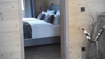 Condo luxo, piscina particular (Berg Lodge, inkl. 95€ Reinigung) | Cofres nos quartos, individualmente decorados, cortinas blackout