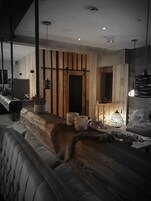 Condo exclusivo, sauna seca (Panorama Lodge, inkl. 120€ Reinigung) | Área de estar | TV de tela plana 40 polegadas com canais via satélite, TV