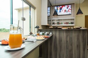 Café da manhã completo grátis todos os dias