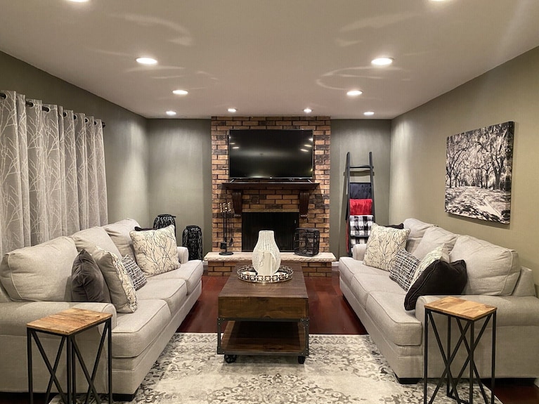 Executive Brown Deer Home With 4 Bedrooms 6 Beds 2.5 Baths Big Screen Media Room - Milwaukee, WI