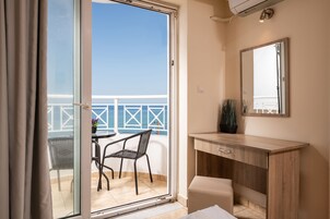 Quarto duplo superior, vista para o mar | Individualmente decorados, individualmente mobiliados, escrivaninha