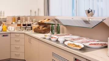 Café da manhã com buffet diário (EUR 8 por pessoa)