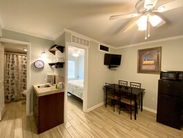 Apartamento em Condomínio Fechado, 1 quarto, kitchenette (216) | Sala de estar | TV de ecrã plano