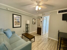 Apartamento em Condomínio Fechado, 1 quarto, kitchenette (216) | Sala de estar | TV de ecrã plano